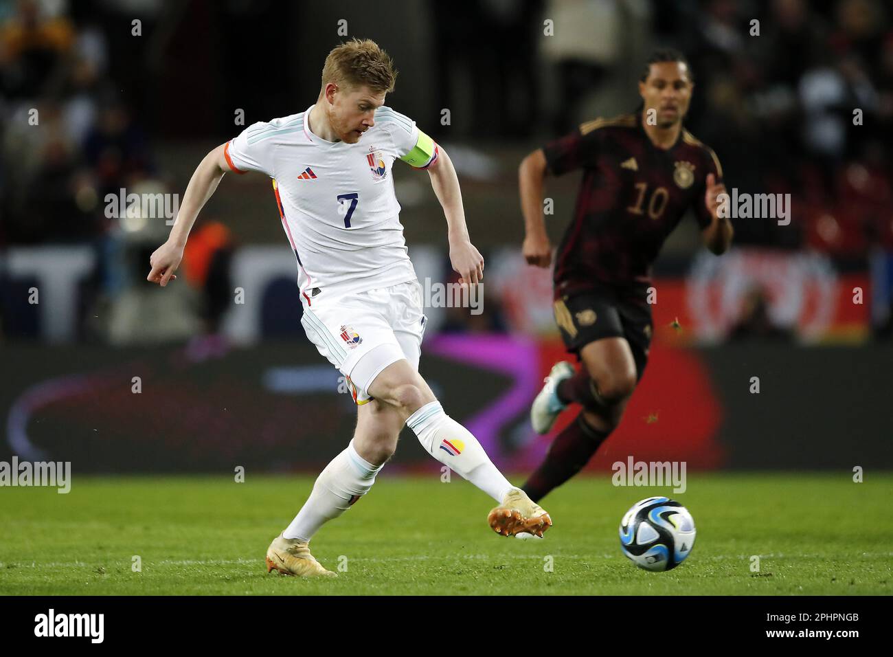 COLOGNE - (lr) Kevin de Bruyne de Belgique, Serge Gnabry d'Allemagne ...