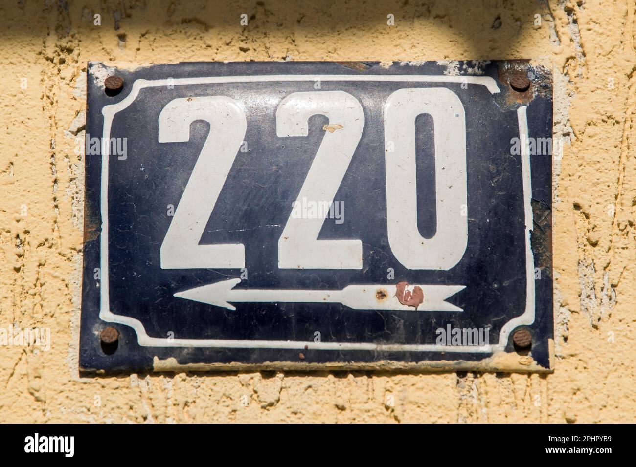 Plaque émaillée de métal carré de meuge patiné du numéro de rue avec le ...