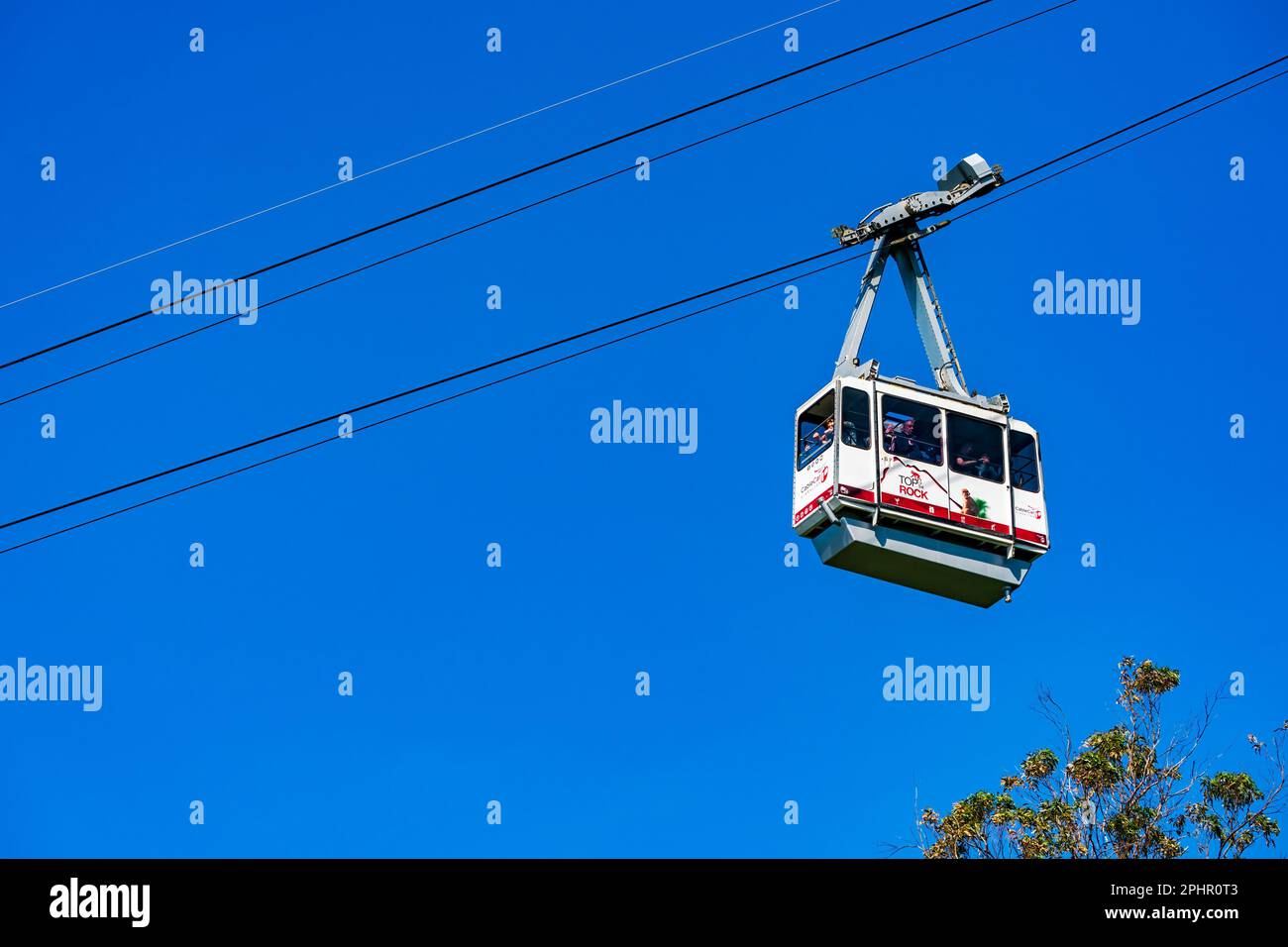 GIBRALTAR UK - MARS 10 2023: Téléphérique emmène les touristes jusqu'au ...