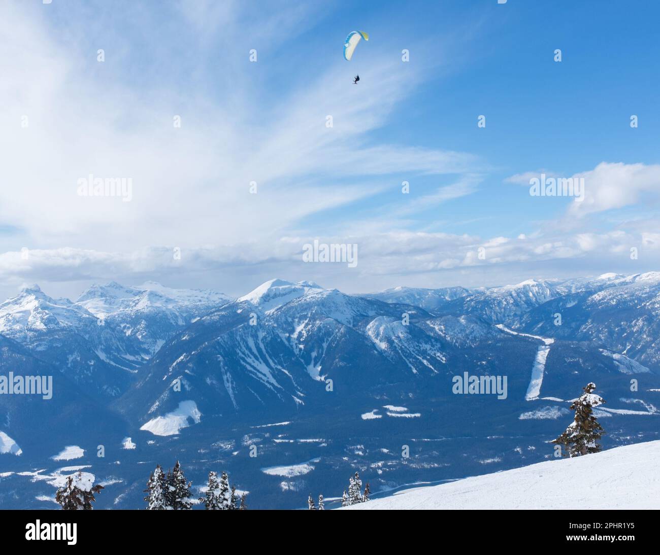 Le survol ou le parachute ascensionnel avec des skiis est un excellent ...