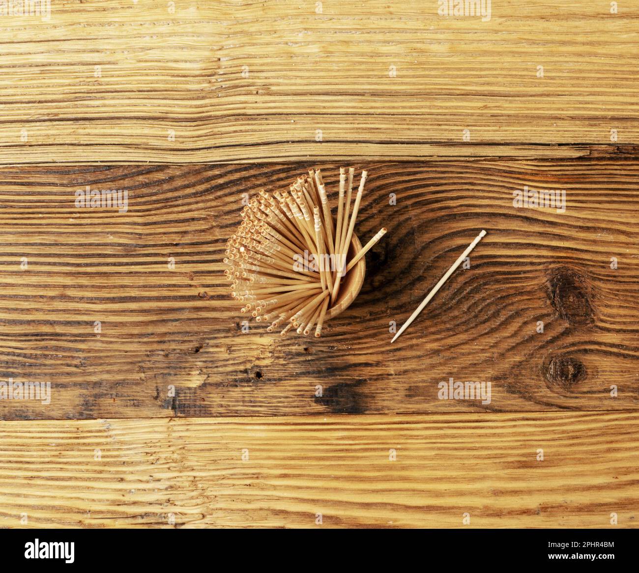 Cure-dents en bois sur fond de bois avec espace de copie, pique-dents ...