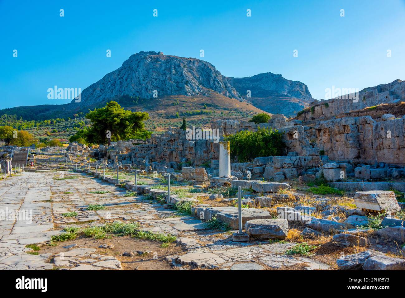 Chemin de Lechaion au site archéologique de la Corinthe antique en ...