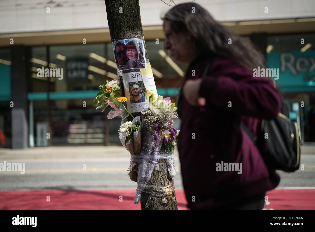 Vancouver, Canada. 29th mars 2023. Un piéton passe devant un monument ...