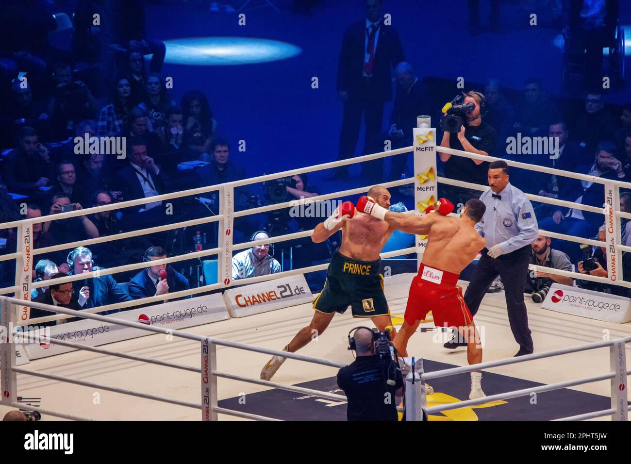 11-28-2015 Düsseldorf, Allemagne. Tyson Fury balance passionnément pour ...