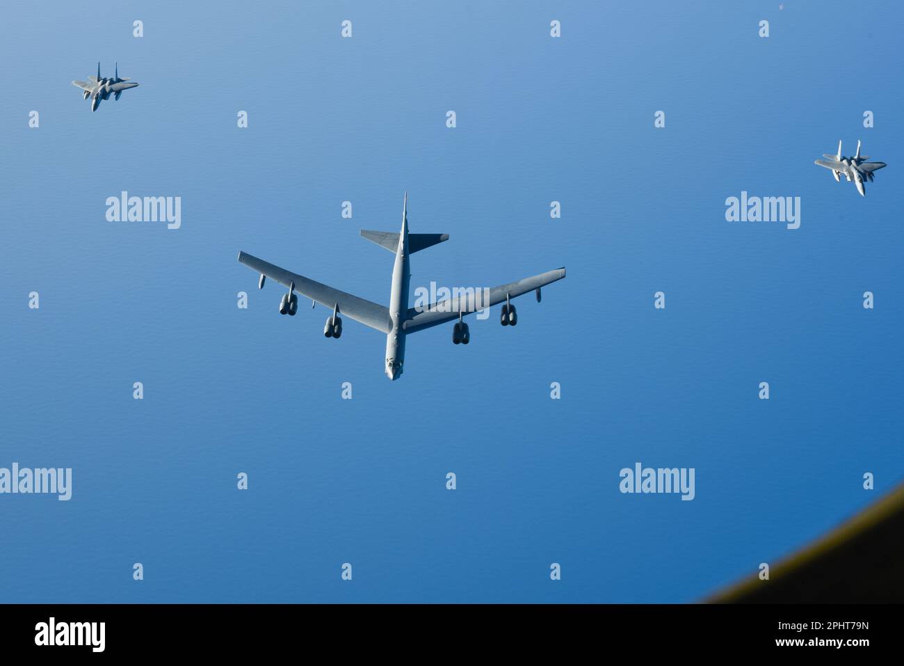Un avion du NORAD survole le golfe du Mexique à côté d'un bombardier B ...