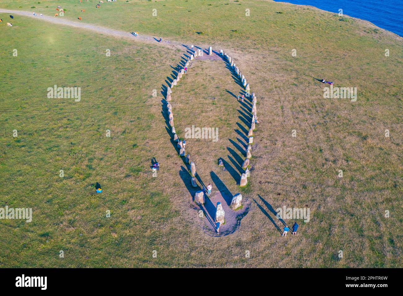 Monument mégalithique d'Ales stenar sur la côte de la Suède Photo Stock ...