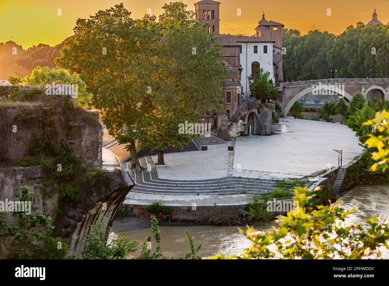 Isola Tiberina ou Isola Tiberina à Rome.Italie. Isola dei due Ponti ...