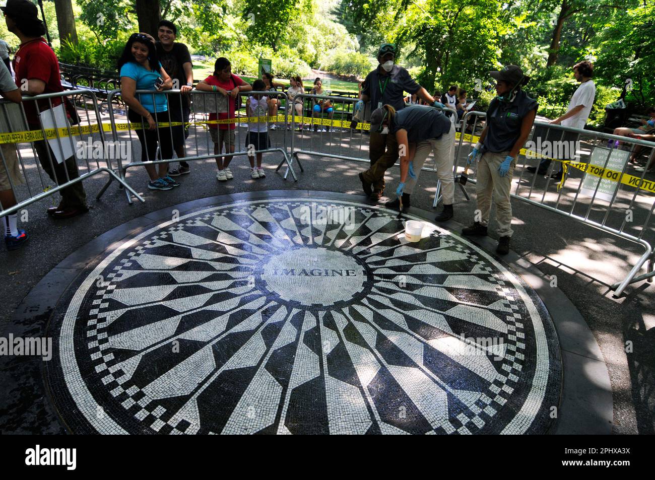 La mosaïque imagine est un mémorial en mosaïque noir et blanc dédié à ...