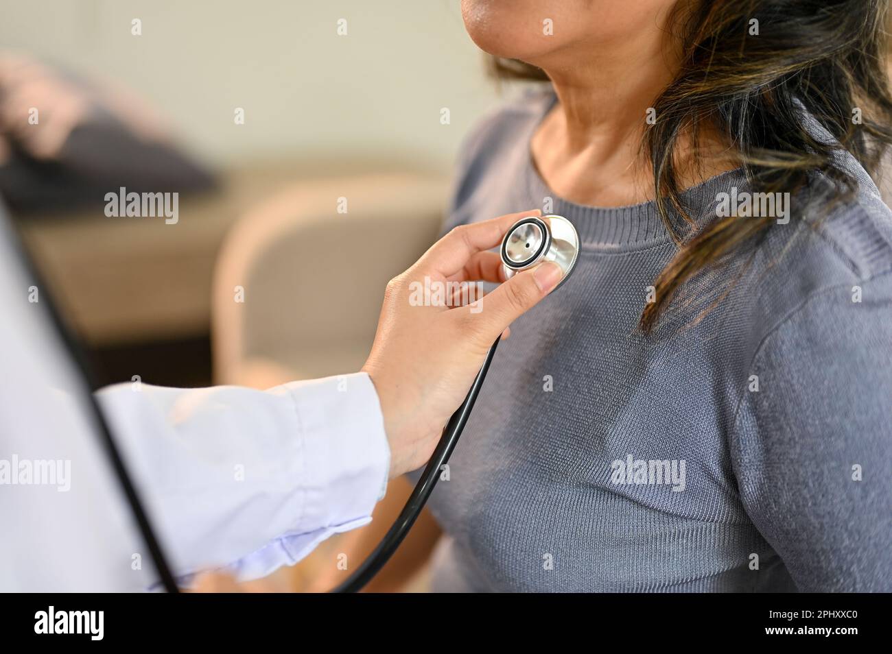 Image rapprochée d'un médecin professionnel utilisant un stéthoscope pour vérifier les bruits ...