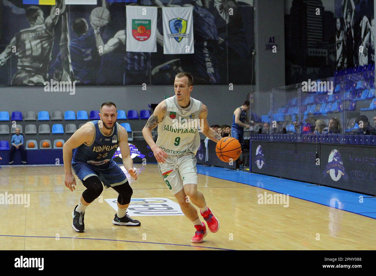 DNIPRO, UKRAINE - 29 MARS 2023 - Swingman Oleksandr Kolchenko (L) de BC ... DNIPRO, UKRAINE - 29 MARS 2023 - Swingman Oleksandr Kolchenko (L) de BC ...