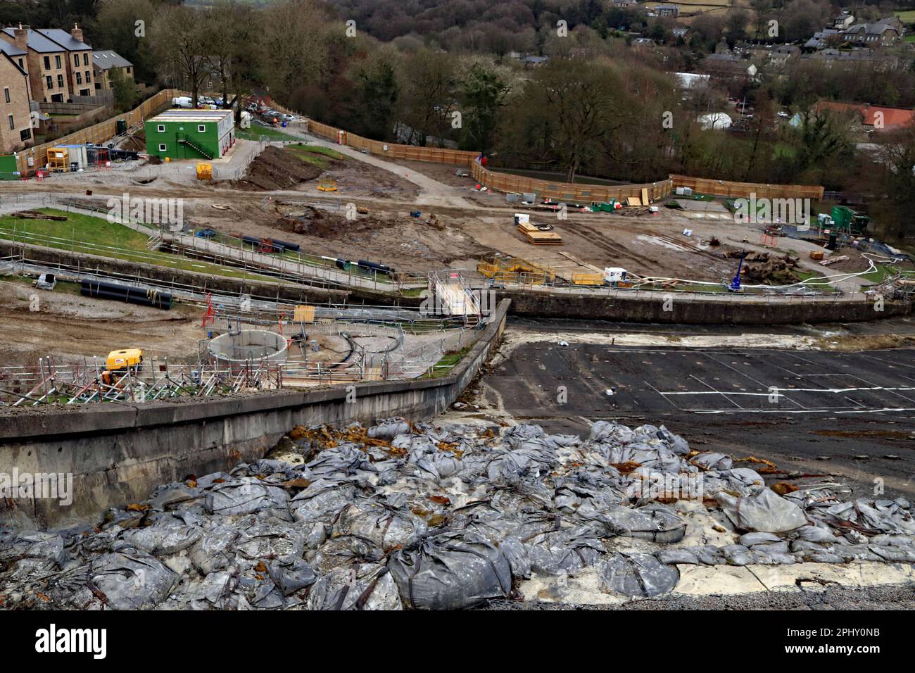 Il s'agit de la vue depuis la promenade sur le dessus du barrage de ...