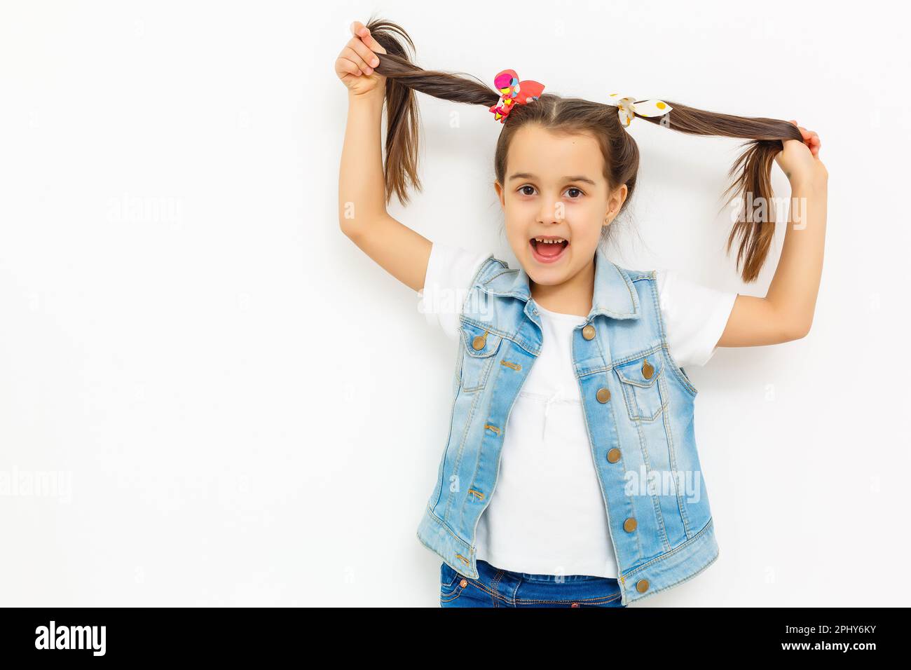 Taille du corps de fille belle jolie gaie adorable adorable adorable petite fille élégante avec ...