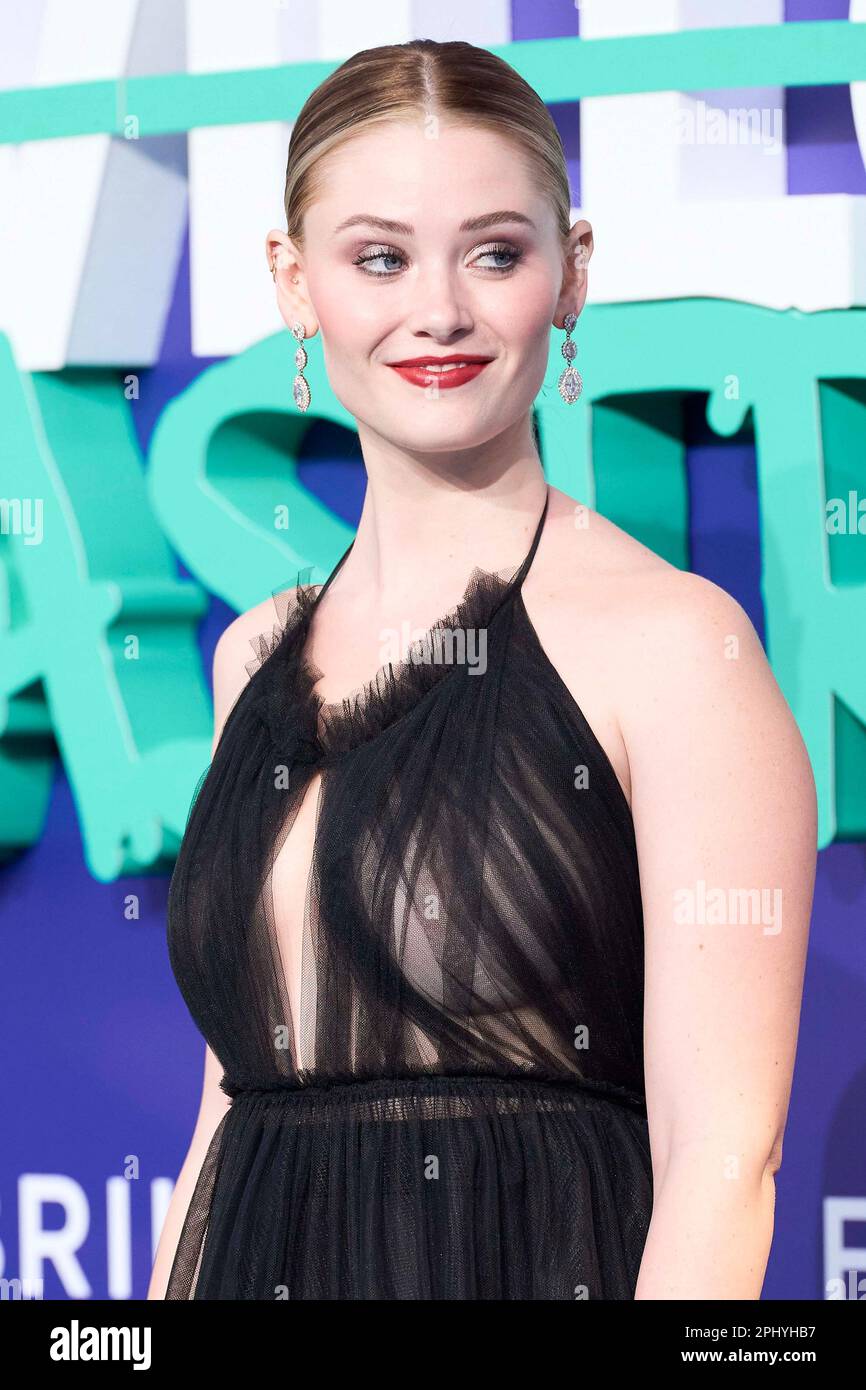 Virginia Gardner participe à la première « Belle catastrophe » au ...