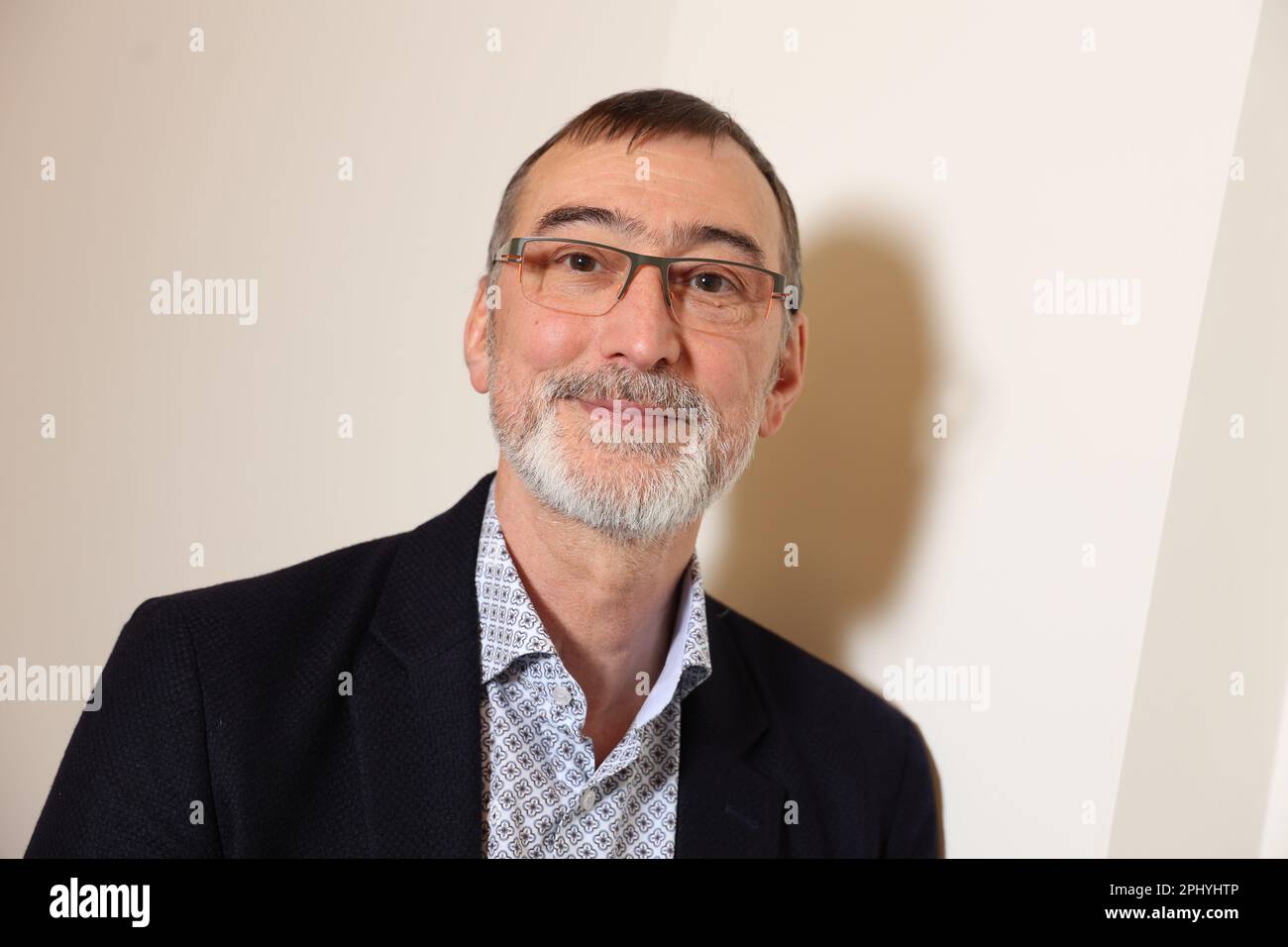Le doyen de la faculté Alexandre Legrand pose pour le photographe lors ...