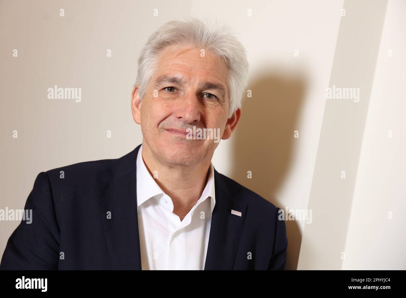 Le Professeur Philippe Dubois pose pour le photographe lors d'un ...