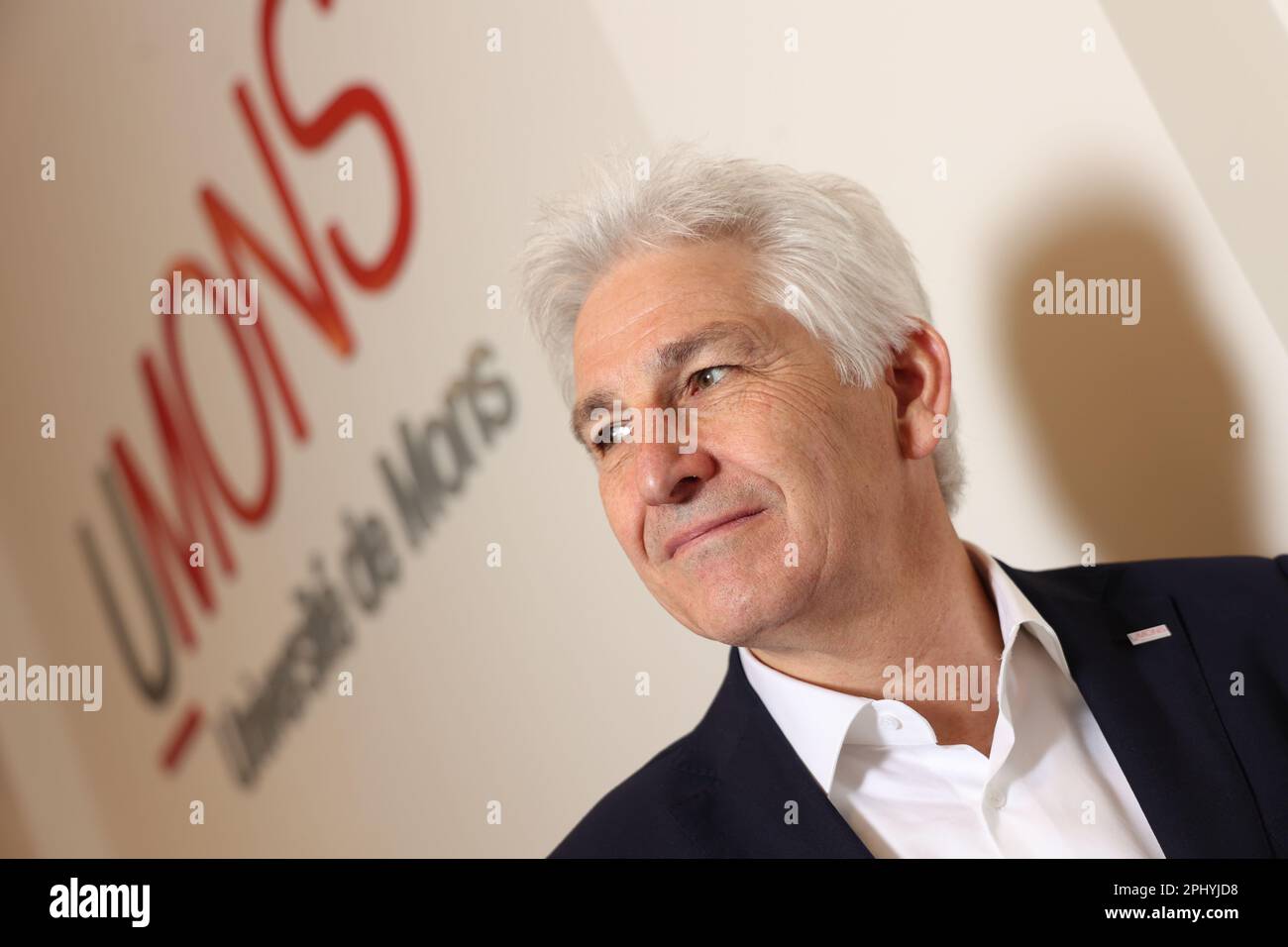 Le Professeur Philippe Dubois pose pour le photographe lors d'un ...
