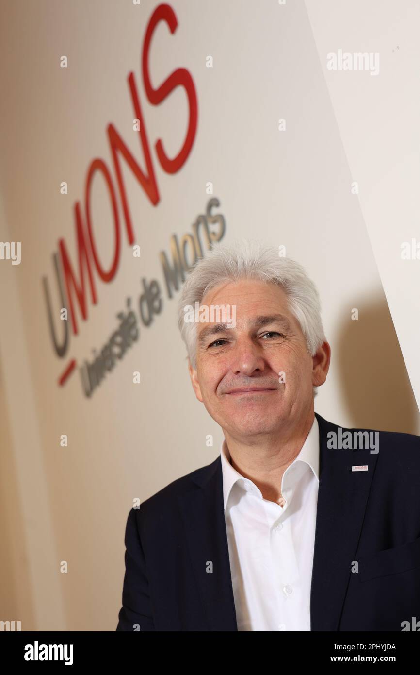 Le Professeur Philippe Dubois pose pour le photographe lors d'un ...