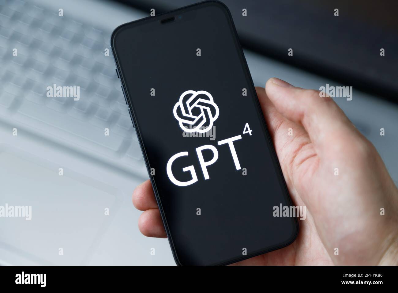 Minsk, Bélarus - 30 mars 2023: Un homme tient un smartphone avec le logo GPT-4 d'OpenAI. GPT-4 ...