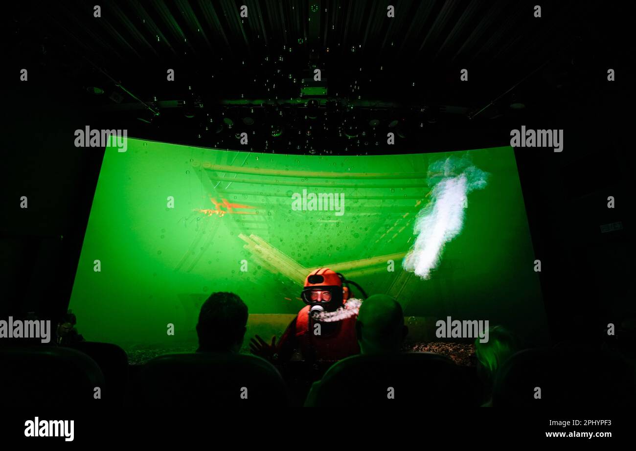 Les gens regardent une attraction cinématographique immersive de 4D ...