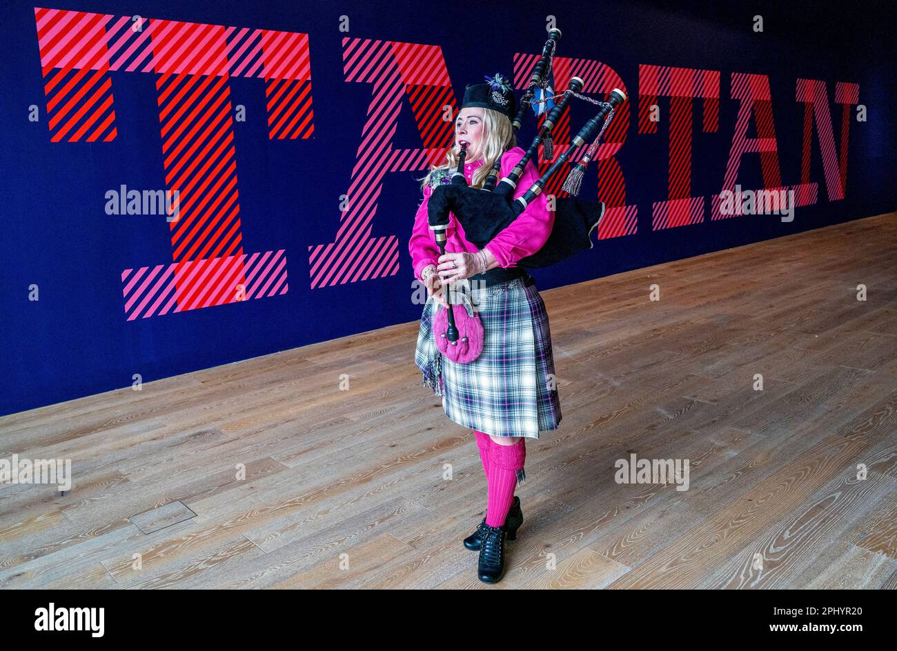 Piper Louise Marshall porte le nouveau tartan V&A Dundee qui a été ...