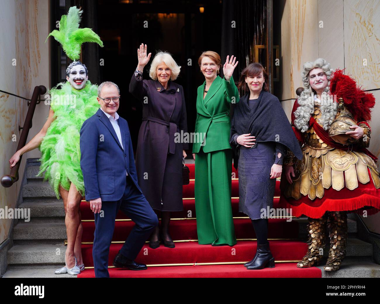 La Reine Consort (au centre à gauche) et la première Dame Elke ...