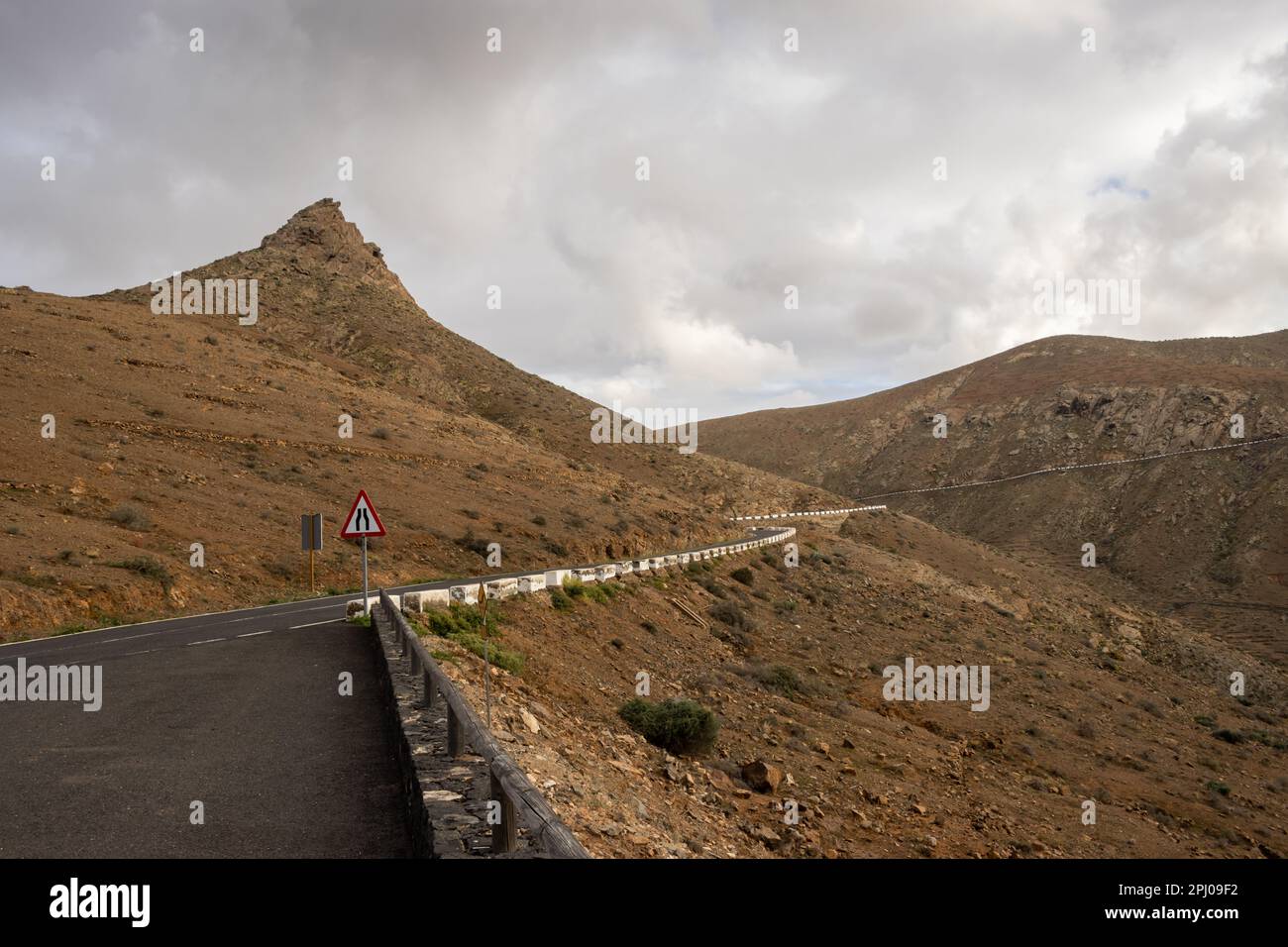 Hautes montagnes dans le centre de l'île. Des nuages intenses. Ligne d ...