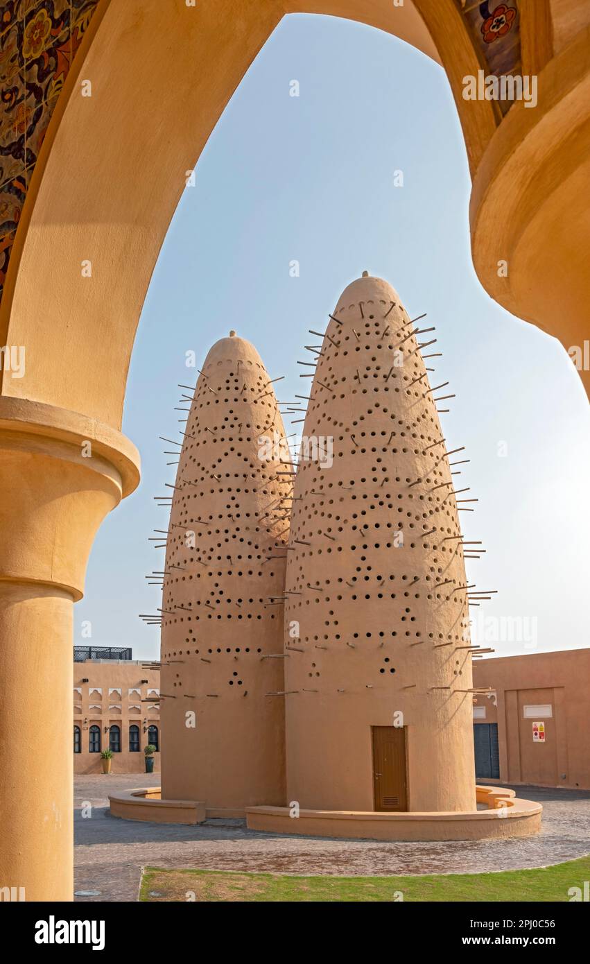 Vue sur Pigeon Towers à travers l'arcade de la mosquée, Katara Cultural ...