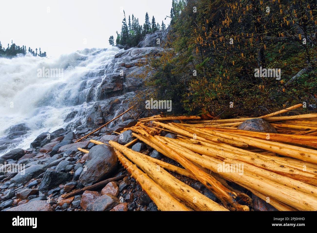 La rivière Manitou se transforme en chutes d'eau qui, à leur tour, se ...