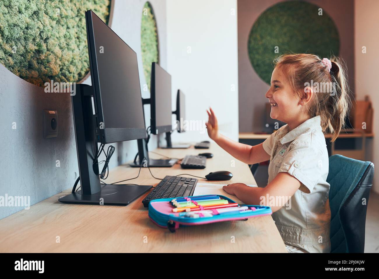 L'élève fait choner une fille qui a un cours de vidéo à distance avec ...