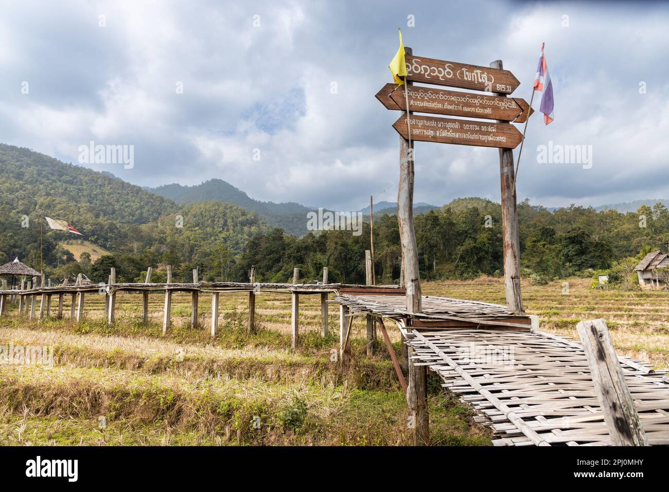 Pai Buddha Bamboo Bridge ou Boon Ko Ku SO split-Bamboo Walkway. Mots ...