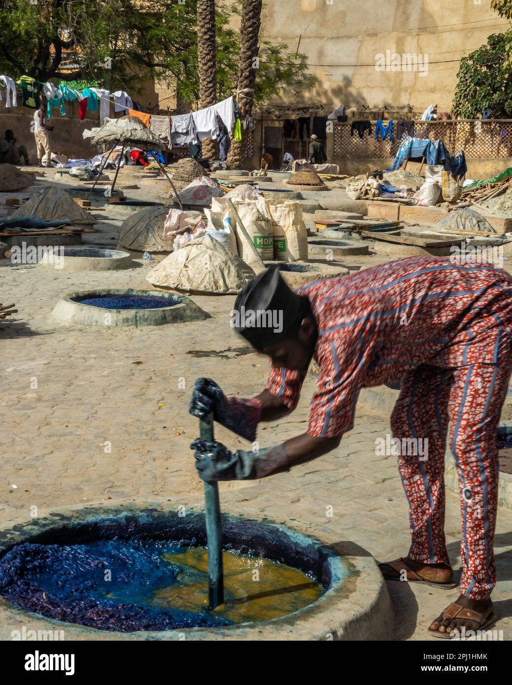 Un homme travaille dans une industrie locale du tissu à Kano. Kofar ...