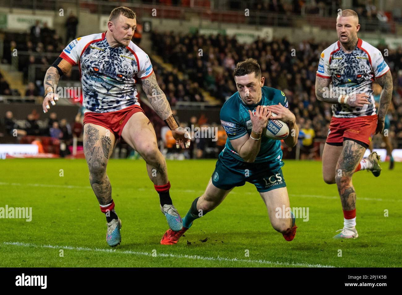 Jake Wardle #4 de Wigan Warriors va faire un essai pendant le match de ...