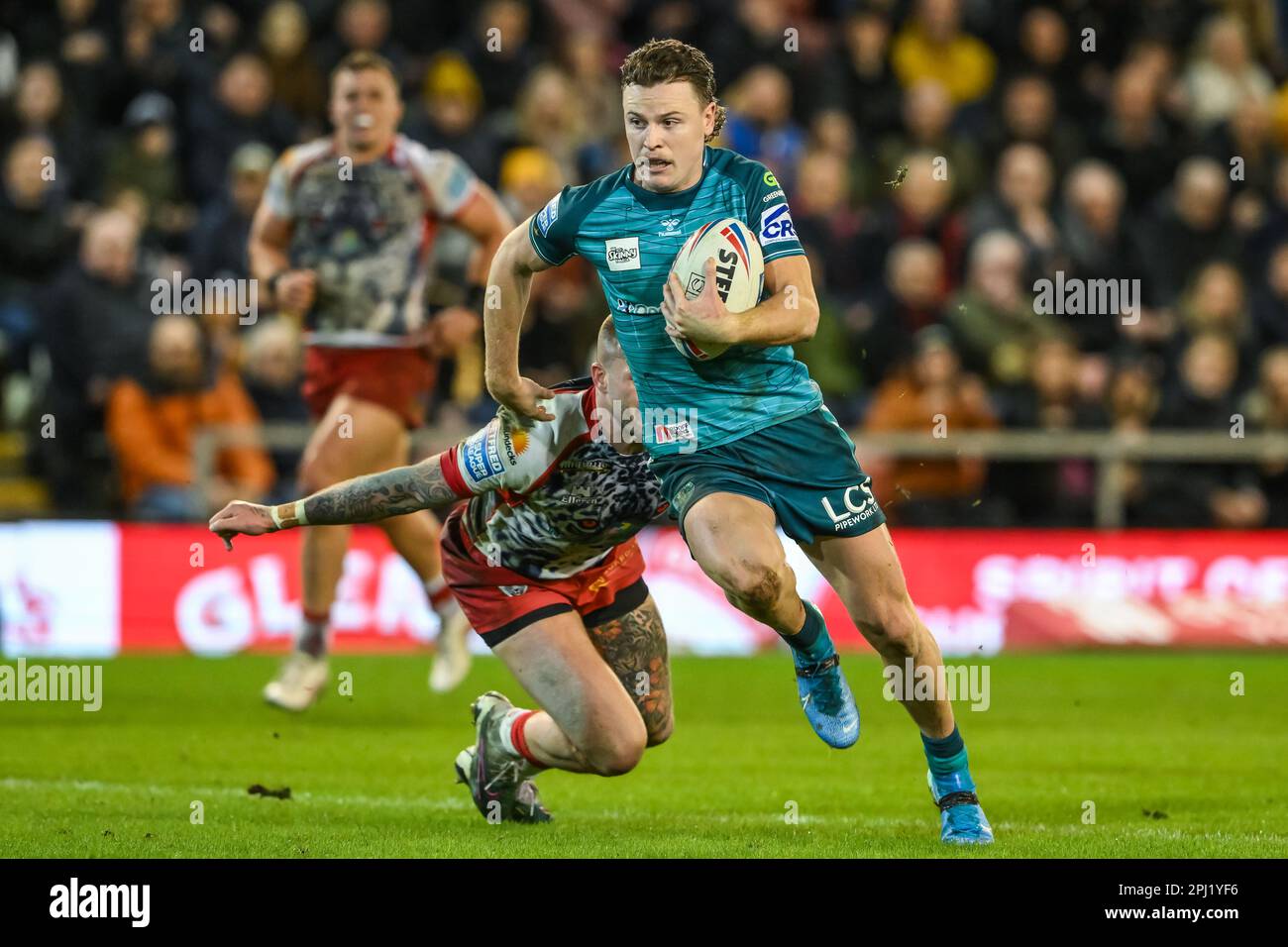 Jai Field #1 de Wigan Warriors fait une pause pendant le match de la ...