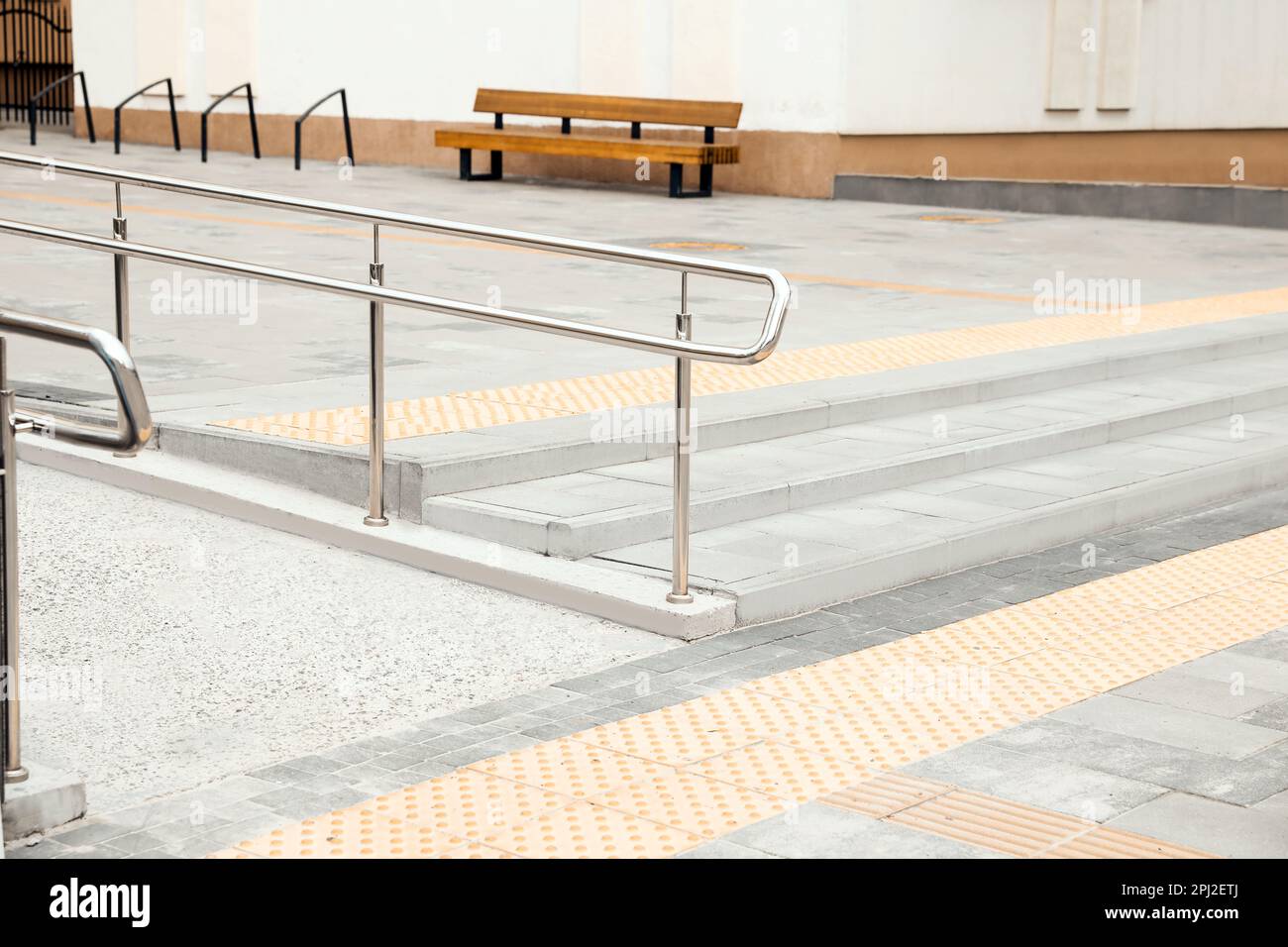 Escaliers extérieurs avec rampe, garde-corps en métal et carreaux ...