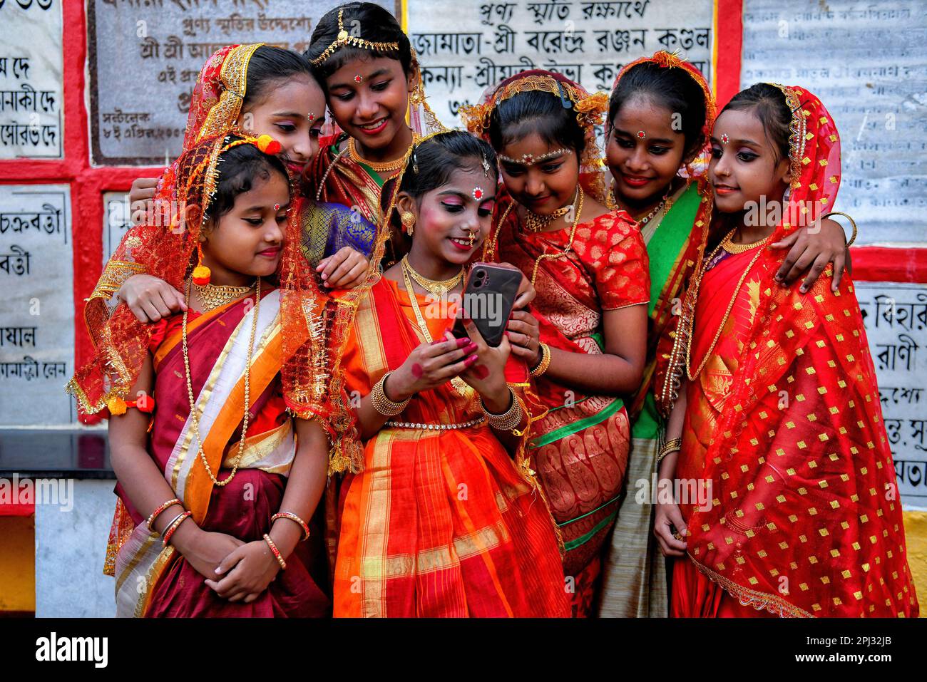 Les jeunes filles sont vues avec un téléphone portable avant de ...