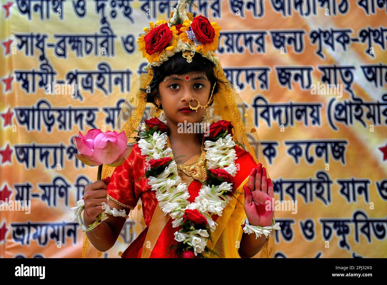 Une jeune fille pose pour une photo avant de participer au rituel Kumari Puja. Kumari Puja est ...