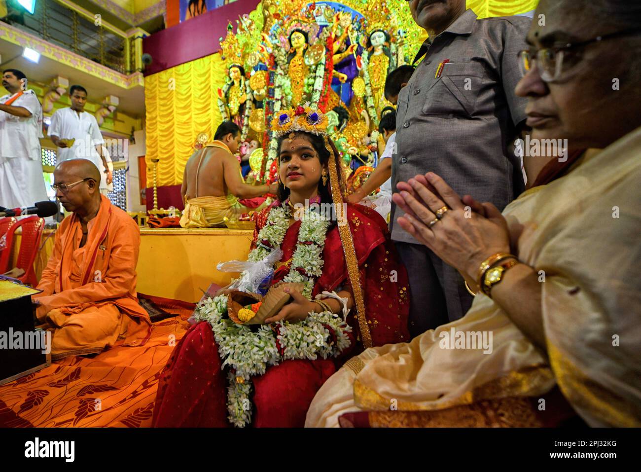 Une jeune fille est adorée pendant le Puja Kumari. Kumari Puja est une tradition hindoue ...