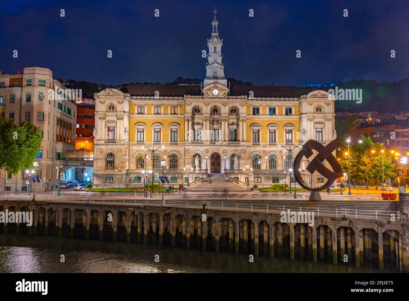 Bilbao, Espagne, 2 juin 2022: Vue de nuit sur le front de mer de la ...