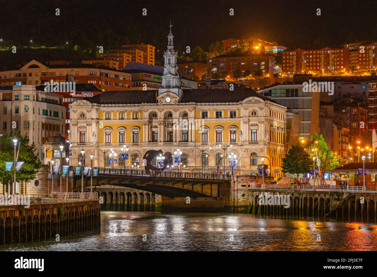 Bilbao, Espagne, 2 juin 2022: Vue de nuit sur le front de mer de la ...