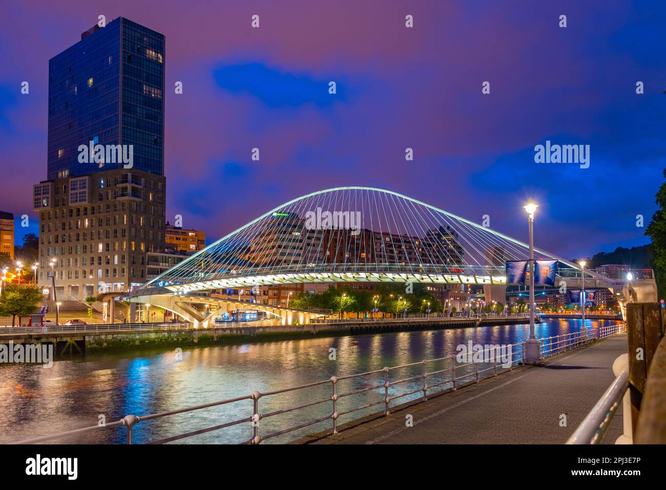 Bilbao, Espagne, 2 juin 2022: Vue de nuit sur le front de mer de la ...