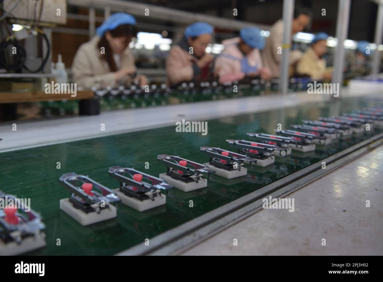 FUYANG, CHINE - 31 MARS 2023 - des travailleurs travaillent sur la ...