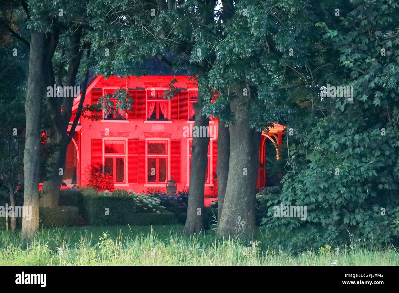 Ancienne ferme illuminée en rouge comme le plus grand club des ...