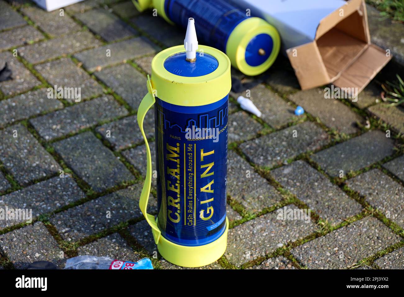 Oxyde nitreux ou bouteille de gaz riant pour usage récréatif de drogue ...