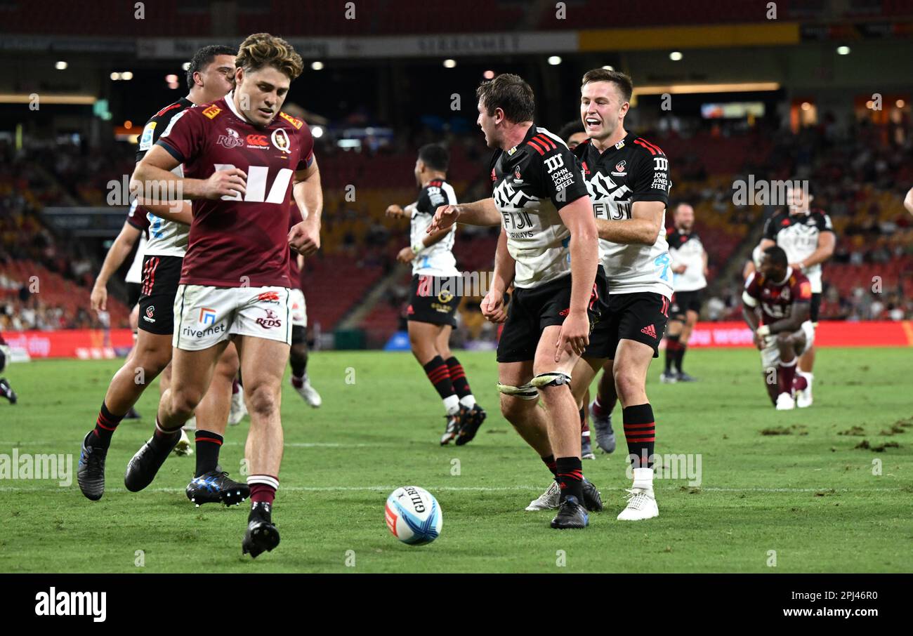 Dom Gardiner (au centre) des Croisés fête son essai avec ses ...