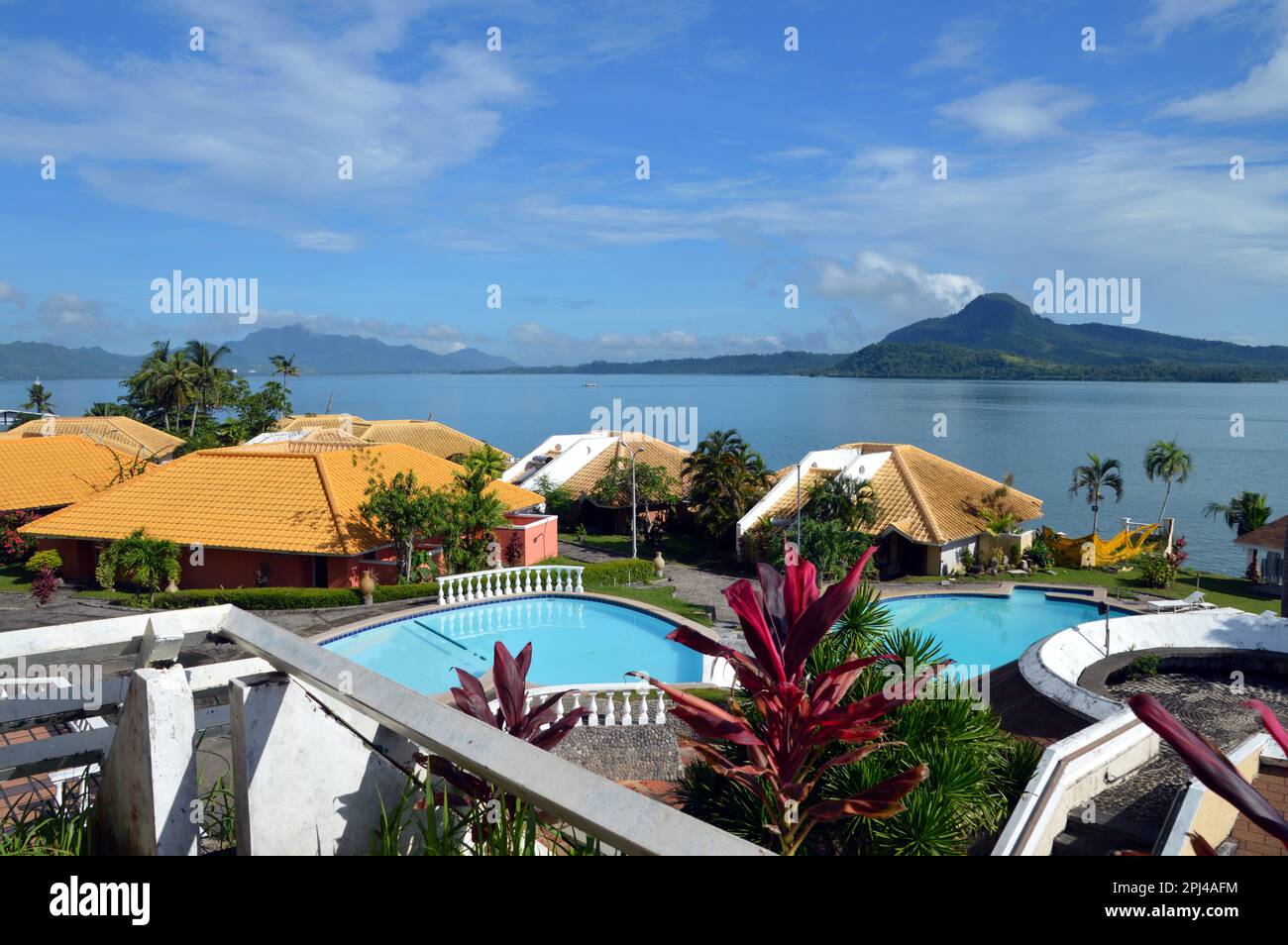 Les Philippines, Leyte, Tacloban: Terrasses et piscine dans le domaine ...
