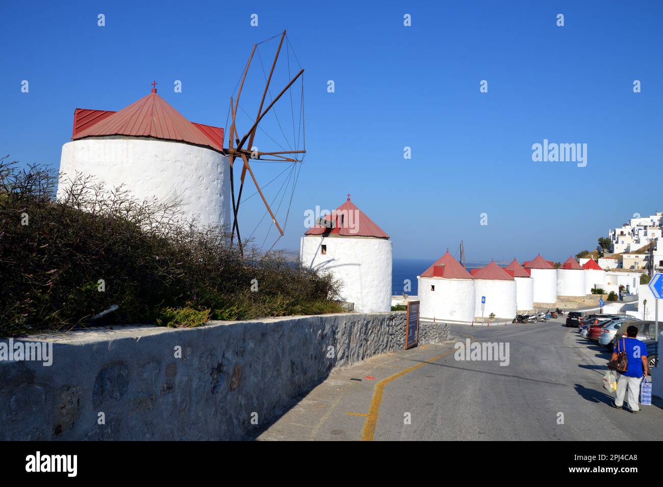 Grèce, île d'Astypalaia : une rangée de vieux moulins à vent au toit ...