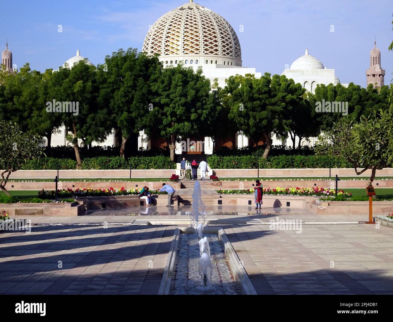 Oman, Muscat: fontaine et valaj (canal d'eau) dans les jardins de la ...