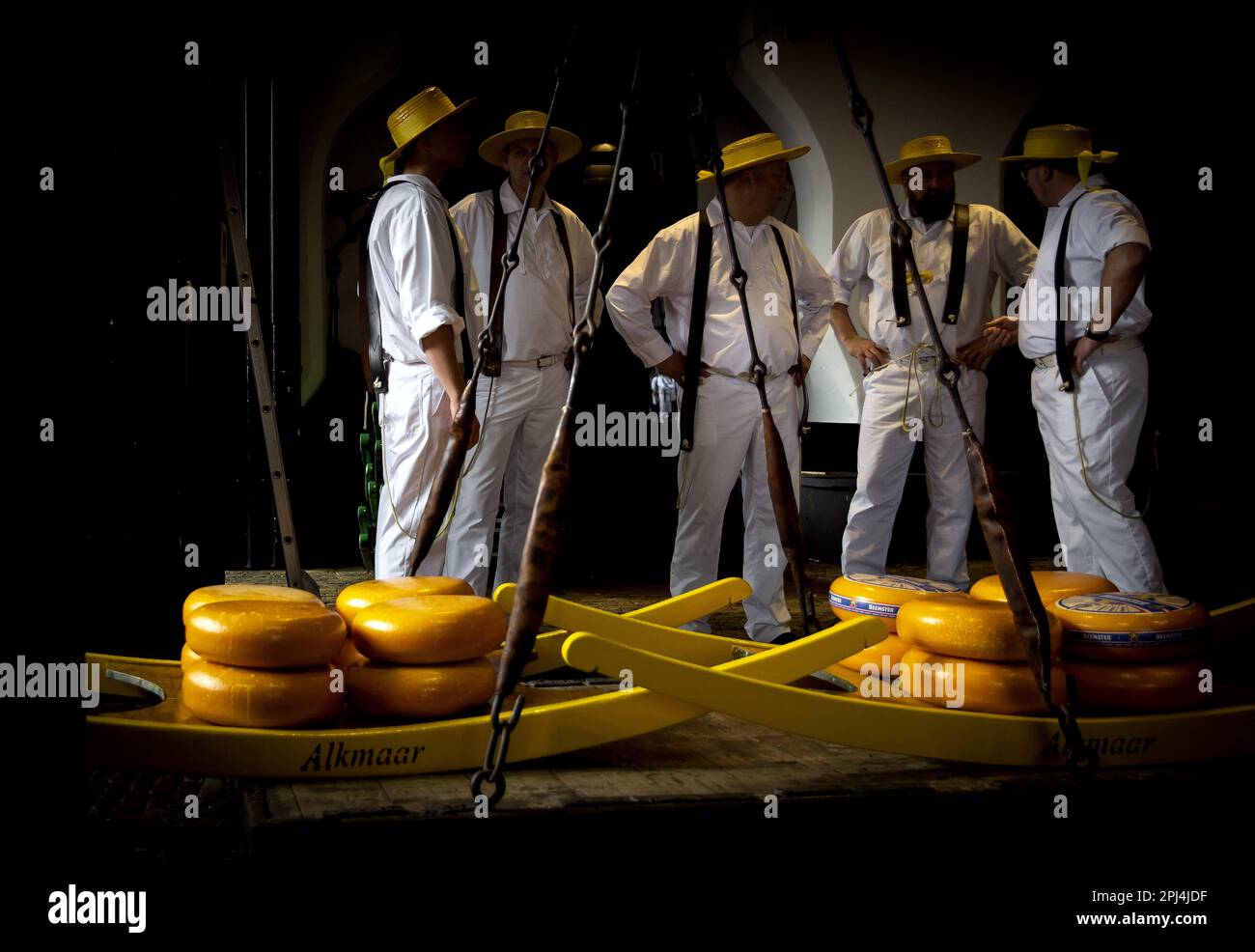 ALKMAAR - pays-Bas, 31/03/2023, le fromage est pesé lors de l'ouverture ...