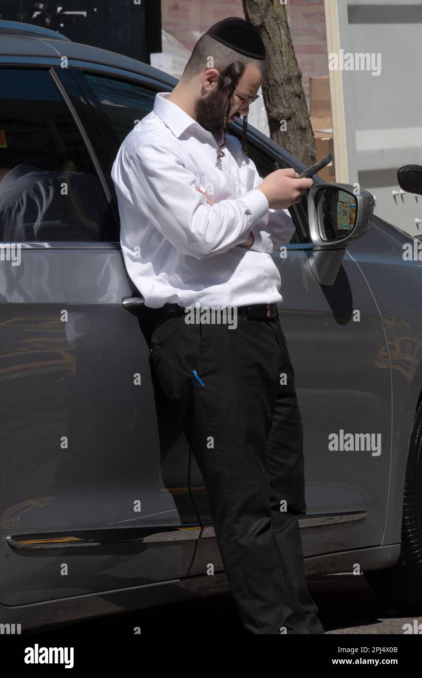 Un juif hassidique avec de longs peyes prend une pause de travail et ...