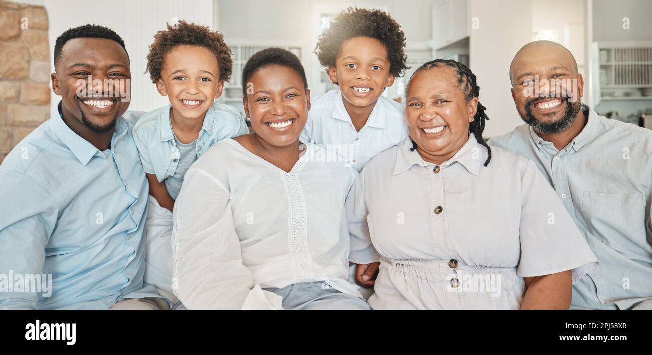 Heureux, le collage et le portrait d'une famille noire sur un canapé ...